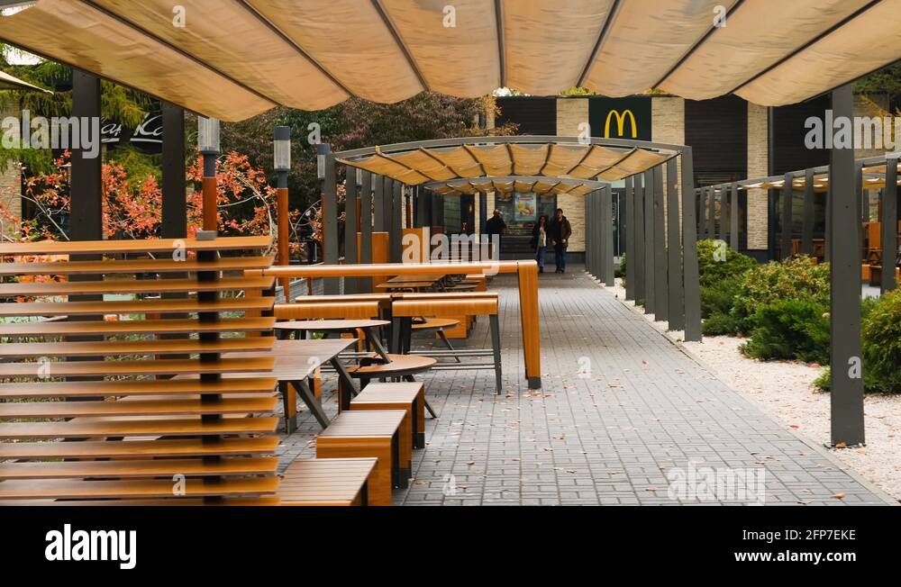 Mcdonalds tables Stock Videos & Footage - HD and 4K Video Clips - Alamy