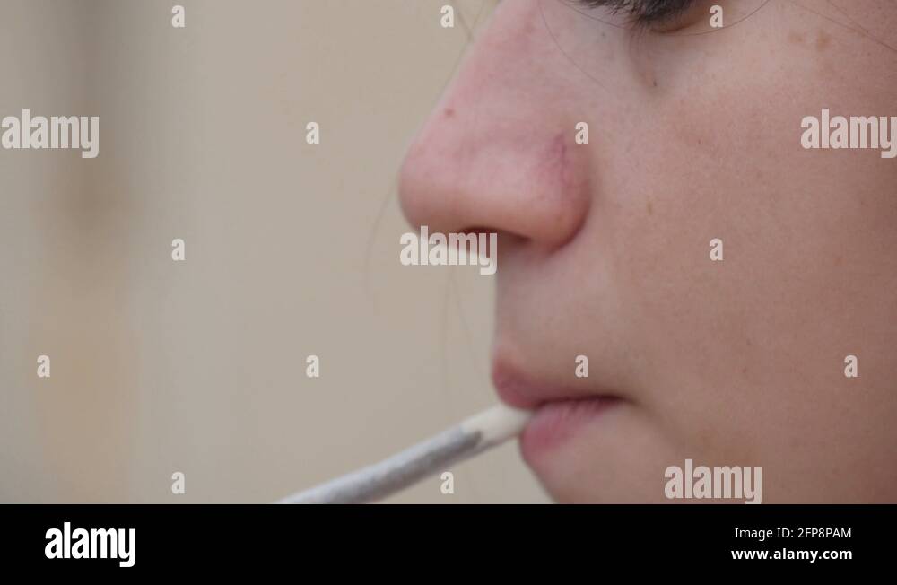 Hand rolled joint Stock Videos & Footage - HD and 4K Video Clips - Alamy