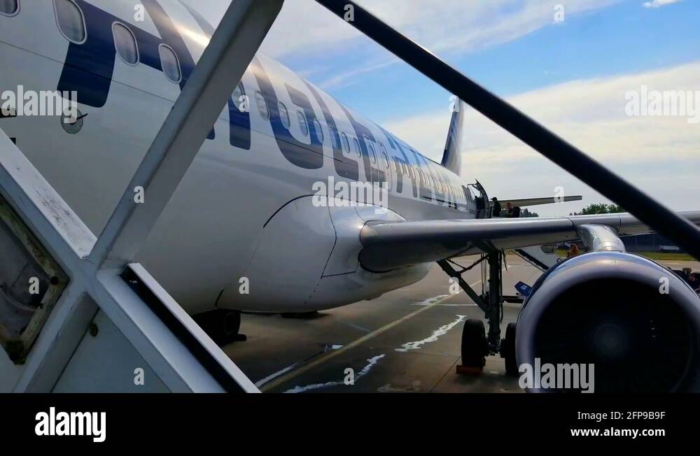 Getting on plane Stock Videos & Footage - HD and 4K Video Clips - Alamy