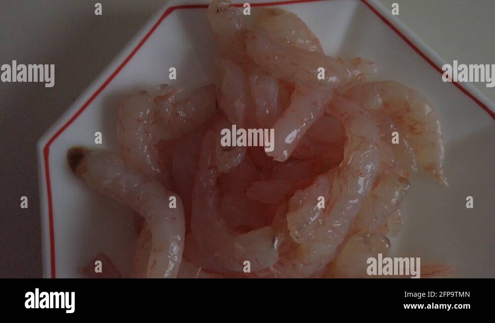 Raw peeled prawns Stock Videos & Footage - HD and 4K Video Clips - Alamy
