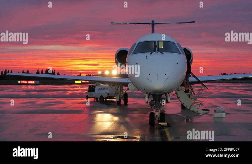 Embraer in flight Stock Videos & Footage - HD and 4K Video Clips - Alamy
