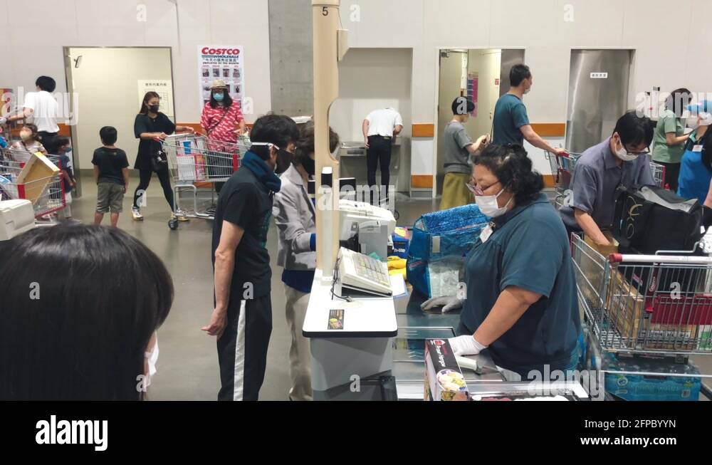 Bagger at store Stock Videos & Footage - HD and 4K Video Clips - Alamy