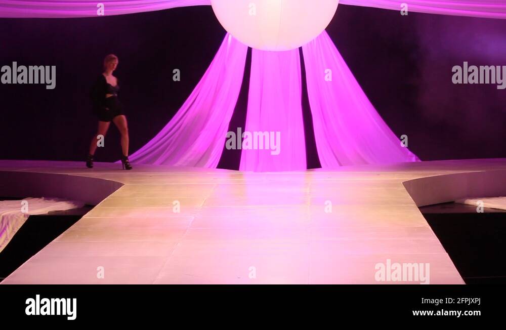Fashion show Stock Videos & Footage - HD and 4K Video Clips - Alamy