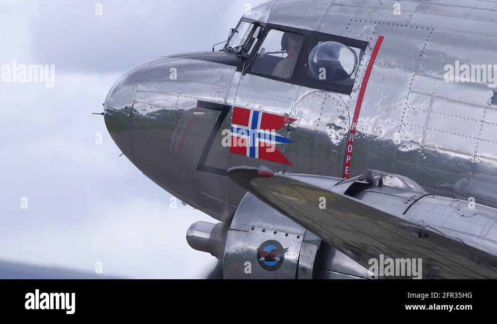 Douglas dc 3 engine Stock Videos & Footage - HD and 4K Video Clips - Alamy
