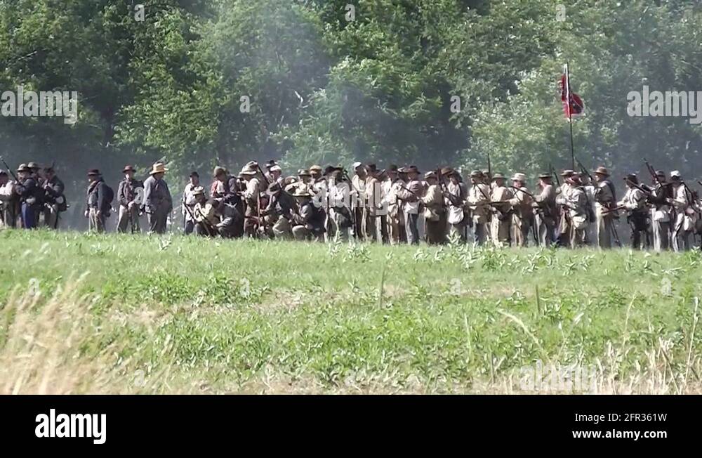 Confederates fire upon Union soldiers in the Battle of Gettysburg Stock ...