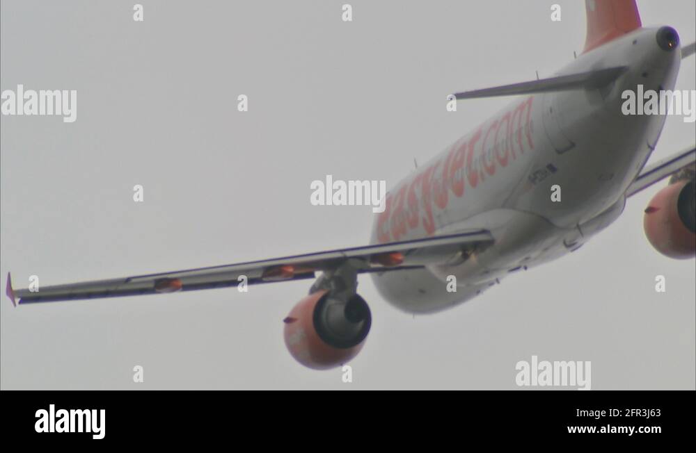 Easyjet aircraft in flight Stock Videos & Footage - HD and 4K Video ...