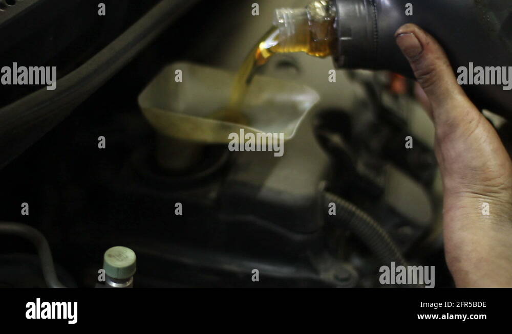 Changing car oil Stock Videos & Footage - HD and 4K Video Clips - Alamy