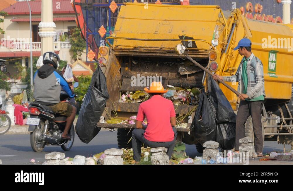 Refuse lorry Stock Videos & Footage - HD and 4K Video Clips - Alamy