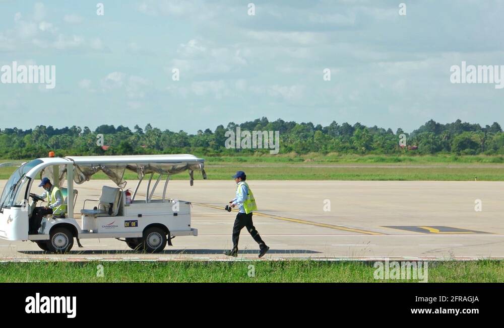 Ground crew vehicles Stock Videos & Footage - HD and 4K Video Clips - Alamy