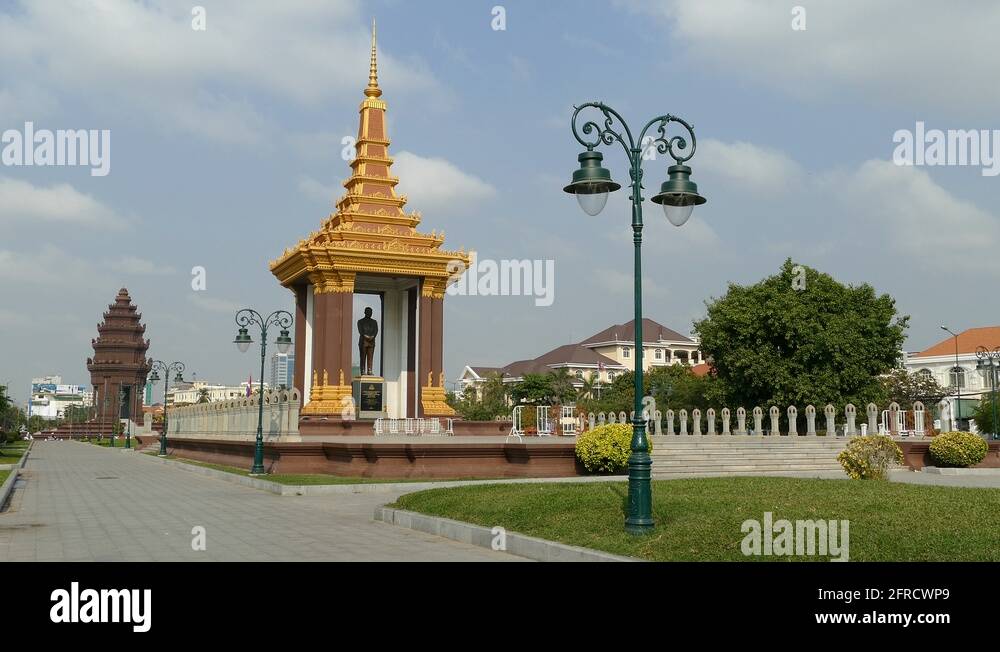 Statue of King Father Norodom Sihanouk with the Independence Monument ...