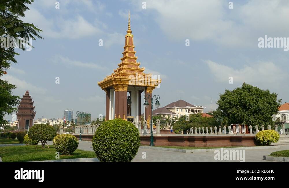 Statue of King Father Norodom Sihanouk with the Independence Monument ...