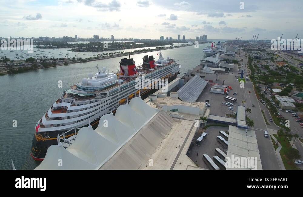 Disney wonder ship Stock Videos & Footage - HD and 4K Video Clips - Alamy