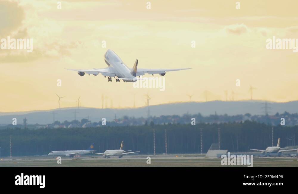 747 take off Stock Videos & Footage - HD and 4K Video Clips - Alamy