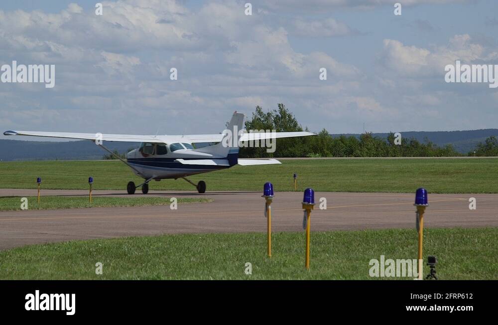 Blue cessna Stock Videos & Footage - HD and 4K Video Clips - Alamy