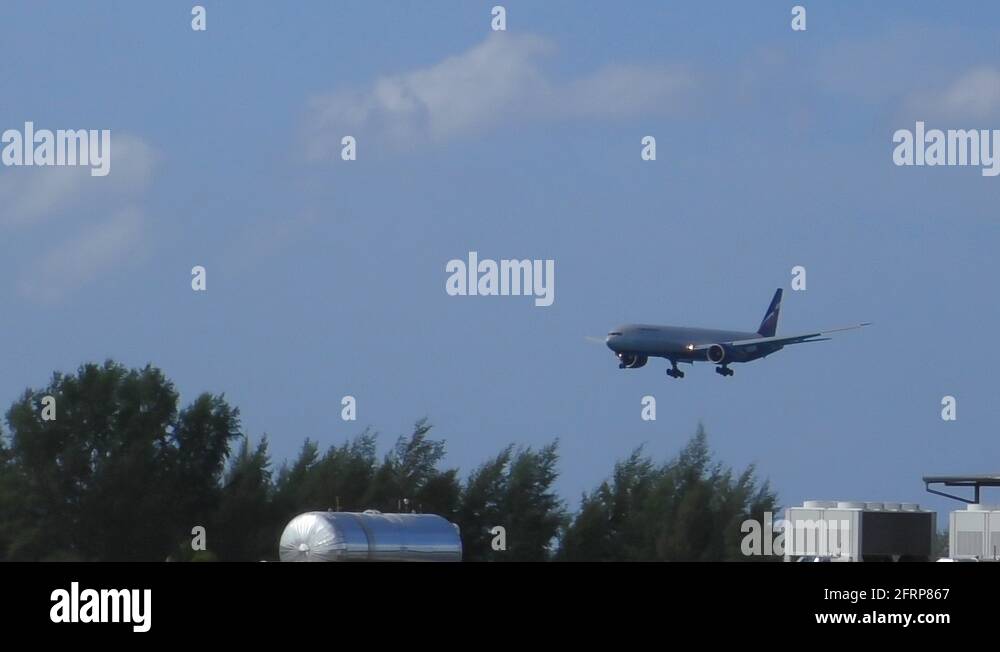 Boeing 777 wing Stock Videos & Footage - HD and 4K Video Clips - Alamy