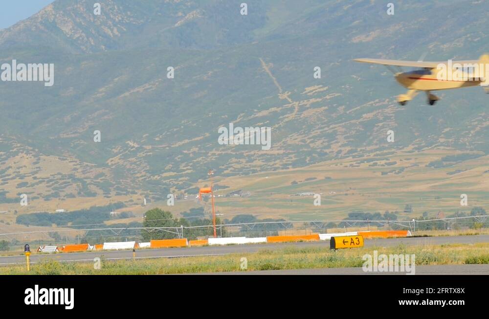 Single prop aircraft Stock Videos & Footage - HD and 4K Video Clips - Alamy