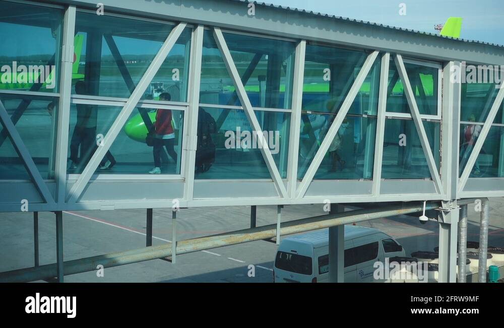Airport jetway Stock Videos & Footage - HD and 4K Video Clips - Alamy