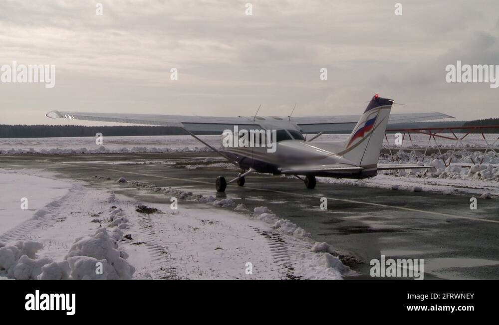 Airplane standing Stock Videos & Footage - HD and 4K Video Clips - Alamy