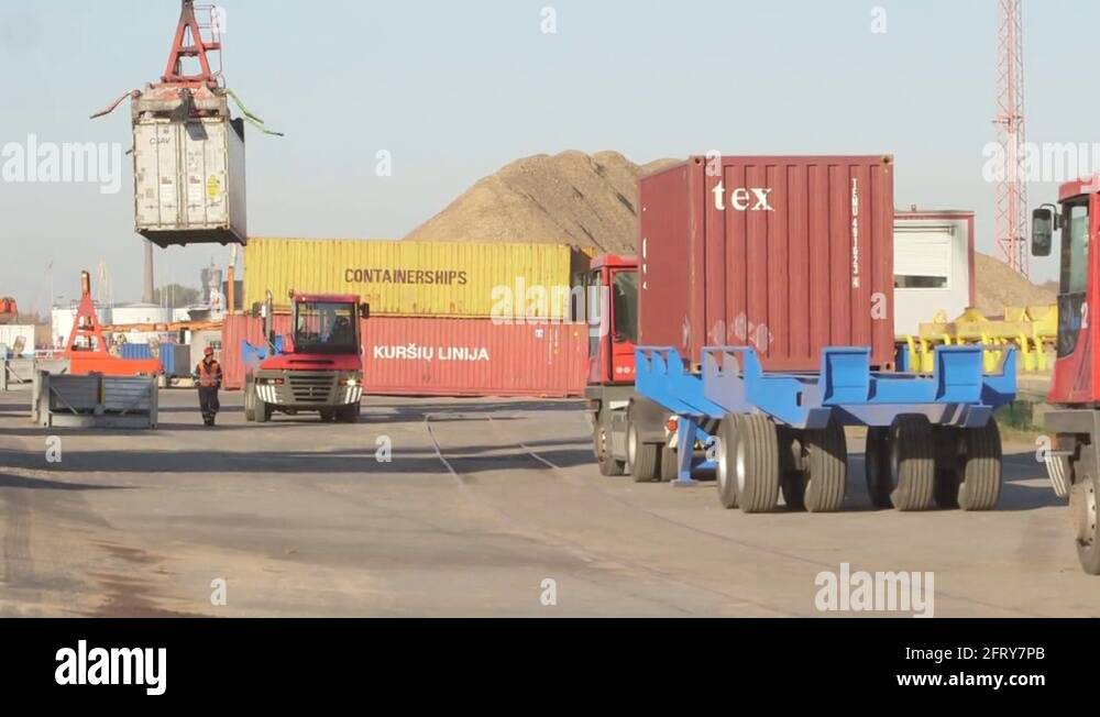 Unloading containers Stock Videos & Footage - HD and 4K Video Clips - Alamy