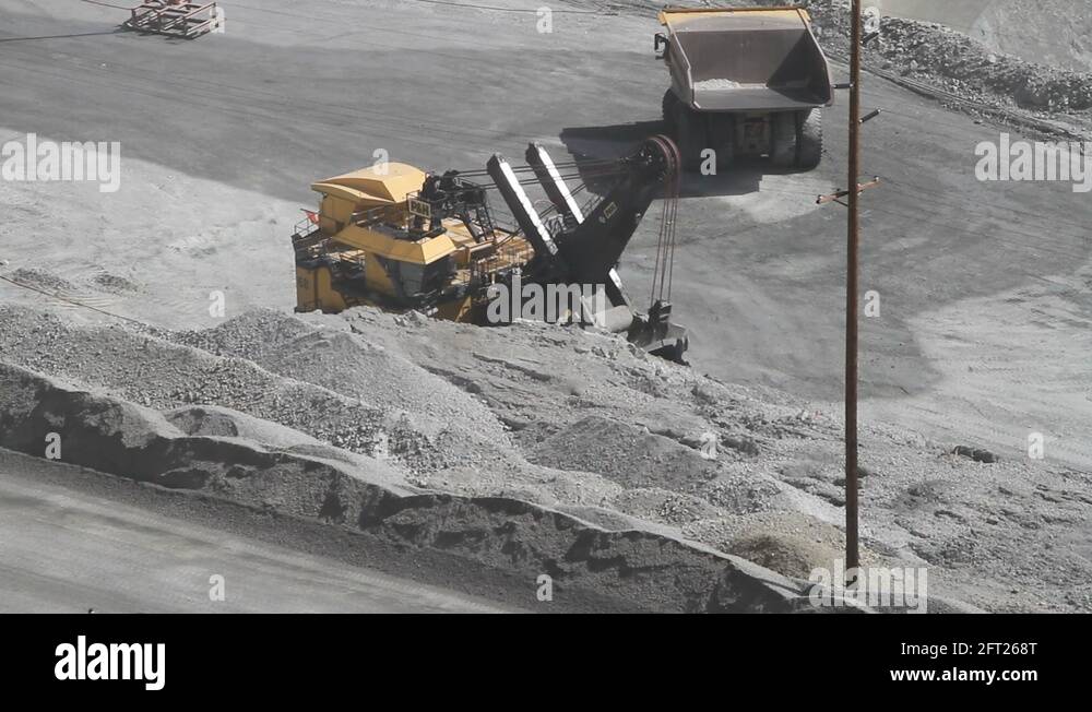 dragline ore truck Stock Video Footage - Alamy