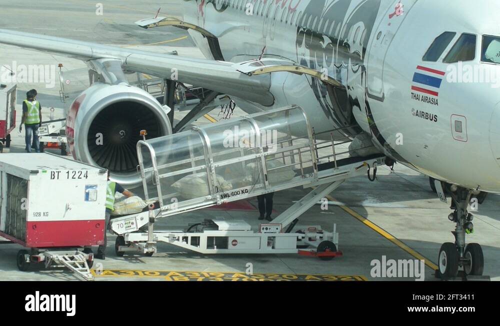 Baggage unloading Stock Videos & Footage - HD and 4K Video Clips - Alamy