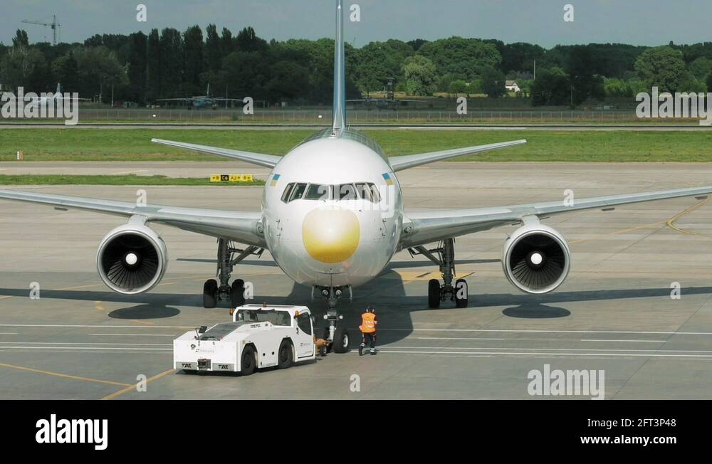 Lufthansa pilot Stock Videos & Footage - HD and 4K Video Clips - Alamy