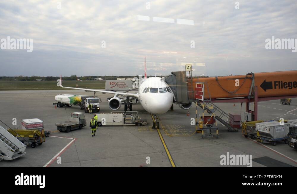 Airplane jet bridge Stock Videos & Footage - HD and 4K Video Clips - Alamy