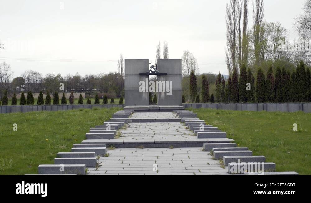 Soviet world war memorial, Theresienstadt Jewish cemetery, Terezin ...