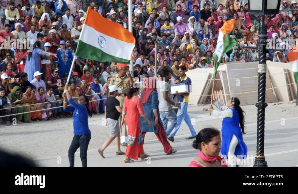 Patriotic Indian women run with flag, Wagah border crossing ceremony ...