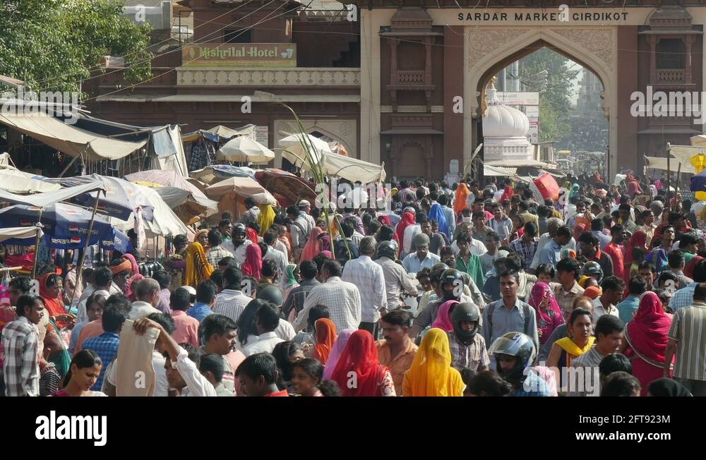 Crowds of shoppers walk through busy bazaar in Jodhpur, India Stock ...
