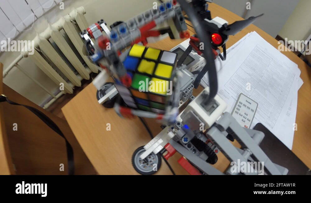 Build a Rubik's Cube Robot LEGO Mindstorms EV3 Stock Video Footage - Alamy