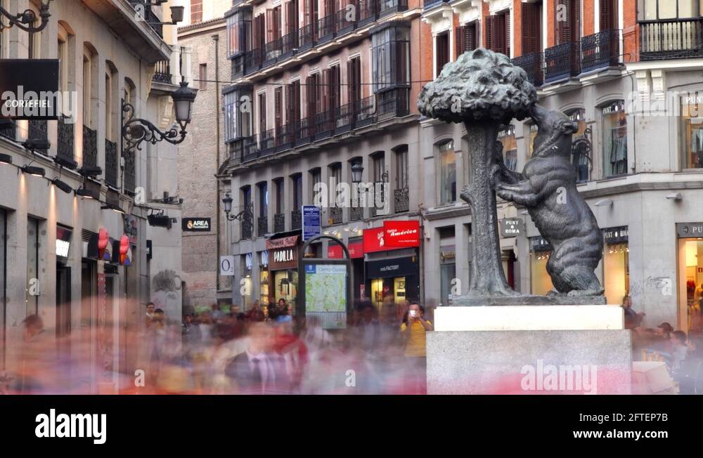 Madrid bear statue Stock Videos & Footage - HD and 4K Video Clips - Alamy