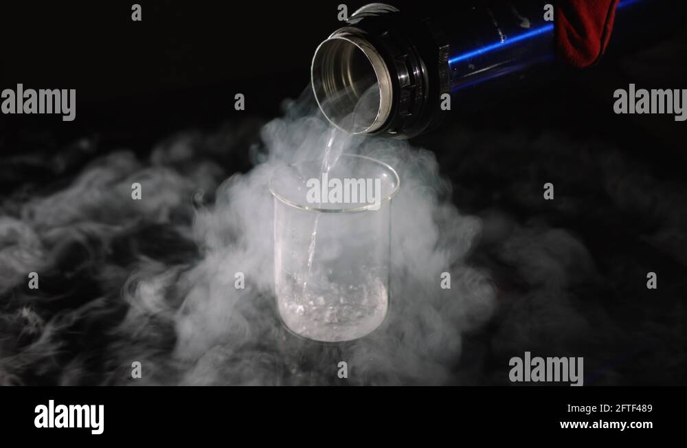 Science beaker pour Stock Videos & Footage - HD and 4K Video Clips - Alamy