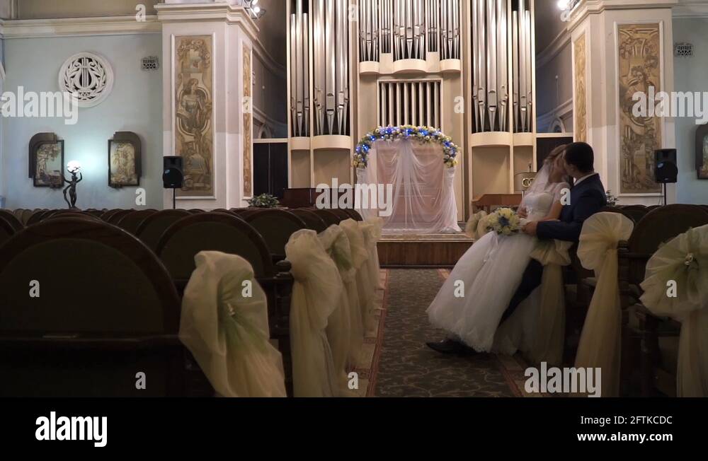 Kissing temple Stock Videos & Footage - HD and 4K Video Clips - Alamy