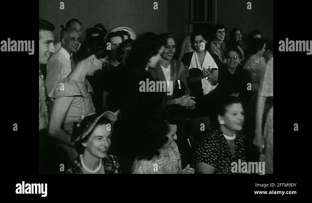 Crowd clapping 1950s Stock Videos & Footage - HD and 4K Video Clips - Alamy