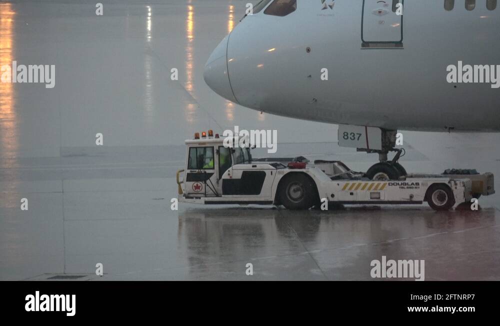Towing aircraft Stock Videos & Footage - HD and 4K Video Clips - Alamy