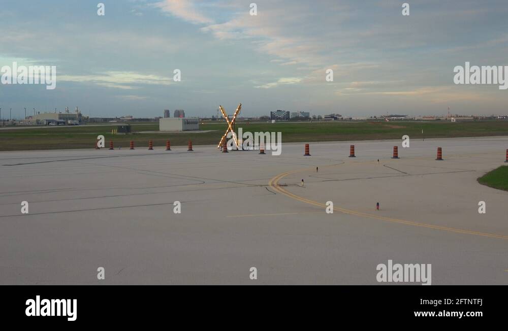 Closed runway light Stock Videos & Footage - HD and 4K Video Clips - Alamy
