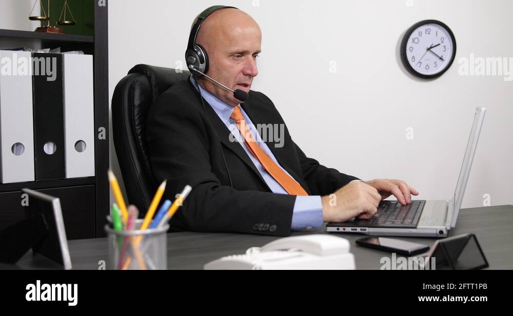 Callcenter dialogue Stock Videos & Footage - HD and 4K Video Clips - Alamy