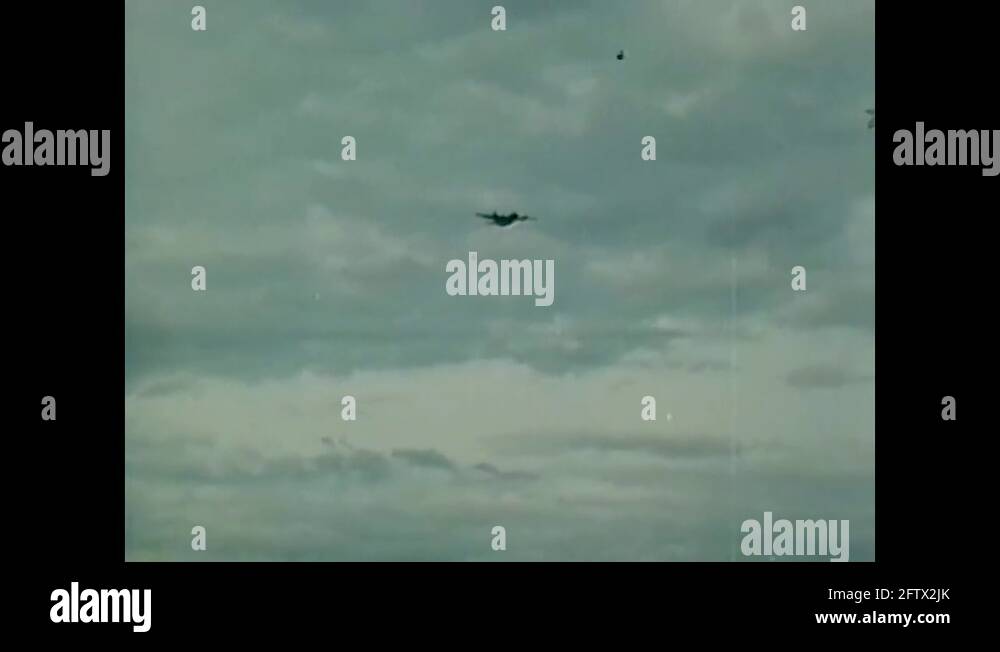 Army parachute drop Stock Videos & Footage - HD and 4K Video Clips - Alamy