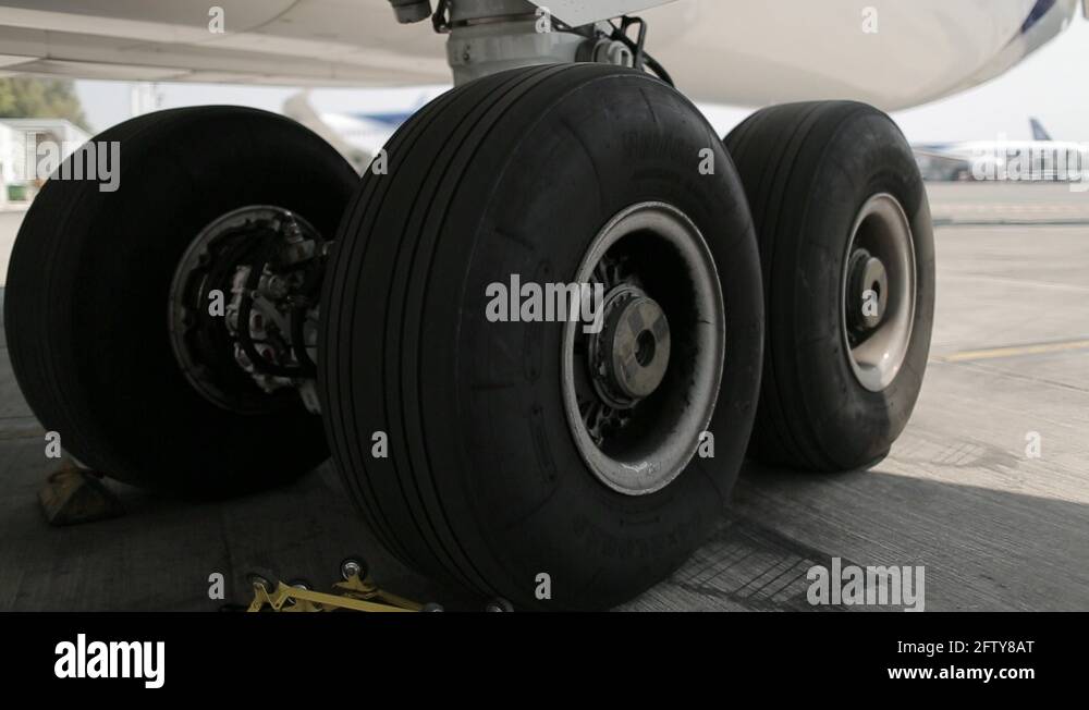 Airplane wheels Stock Videos & Footage - HD and 4K Video Clips - Alamy