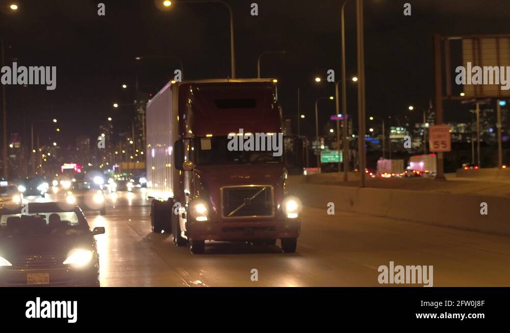 CLOSE UP: Cars on busy expressway driving from iconic Chicago downtown ...