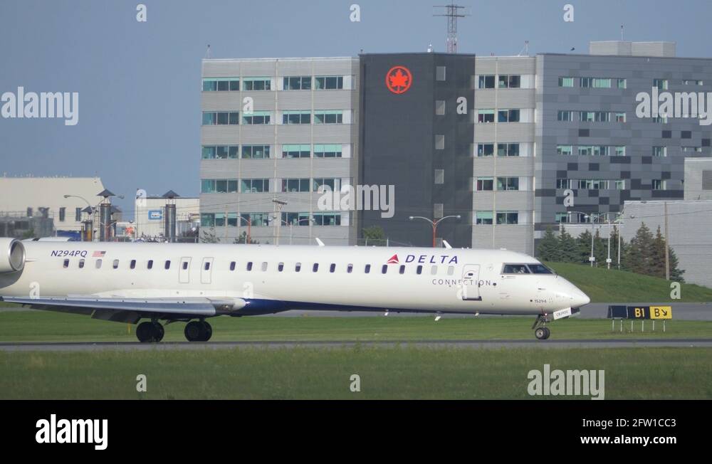 Delta jet plane Stock Videos & Footage - HD and 4K Video Clips - Alamy