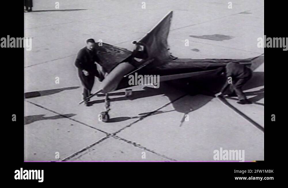 Delta wing jet Stock Videos & Footage - HD and 4K Video Clips - Alamy