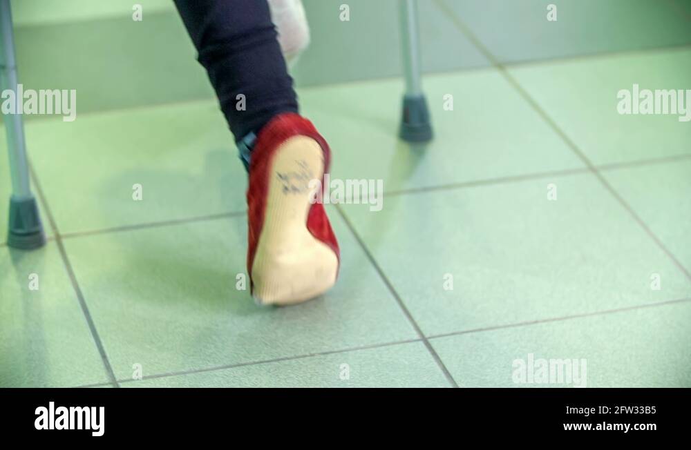 Limping girl Stock Videos & Footage - HD and 4K Video Clips - Alamy