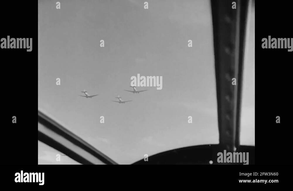 Ww2 bomber formation Stock Videos & Footage - HD and 4K Video Clips - Alamy