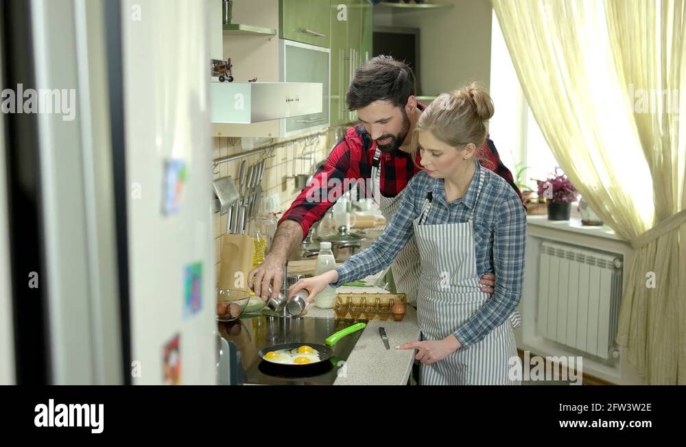 Man woman cooking Stock Videos & Footage - HD and 4K Video Clips - Alamy