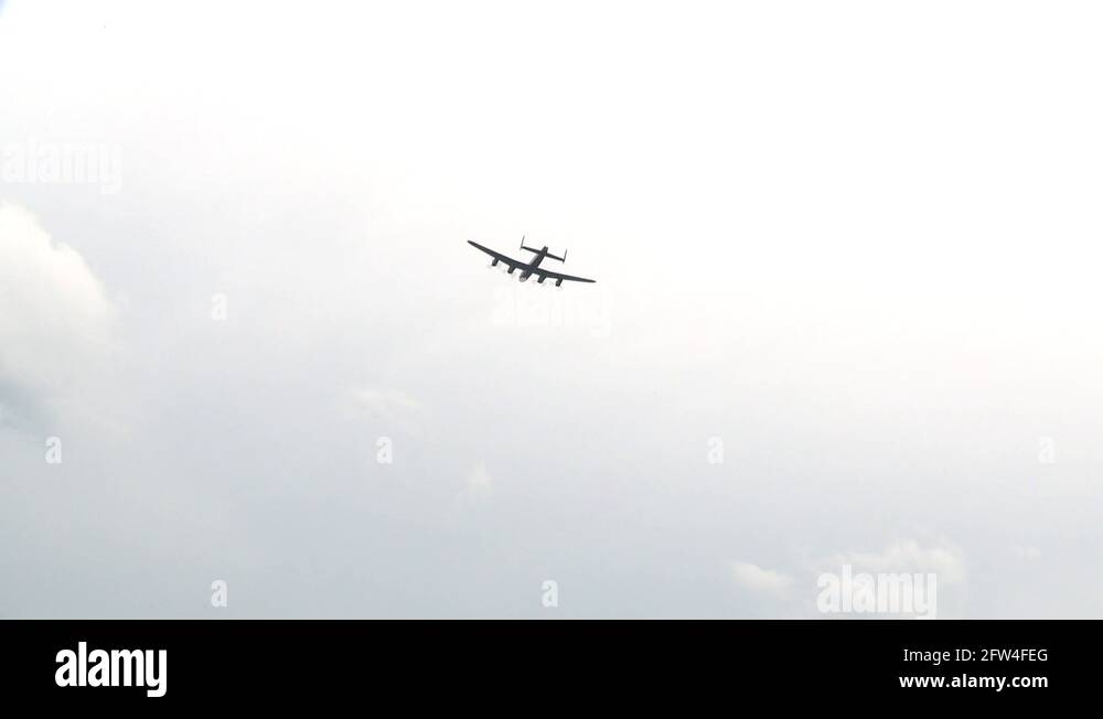 Wwii flyover Stock Videos & Footage - HD and 4K Video Clips - Alamy