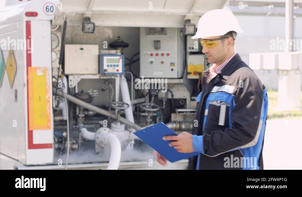 Man loading trailer Stock Videos & Footage - HD and 4K Video Clips - Alamy