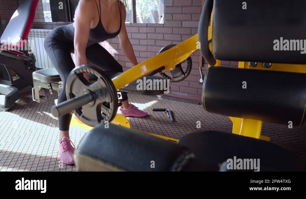 Woman dead lift Stock Videos & Footage - HD and 4K Video Clips - Alamy