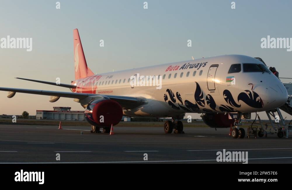 Airline pilot waving Stock Videos & Footage - HD and 4K Video Clips - Alamy